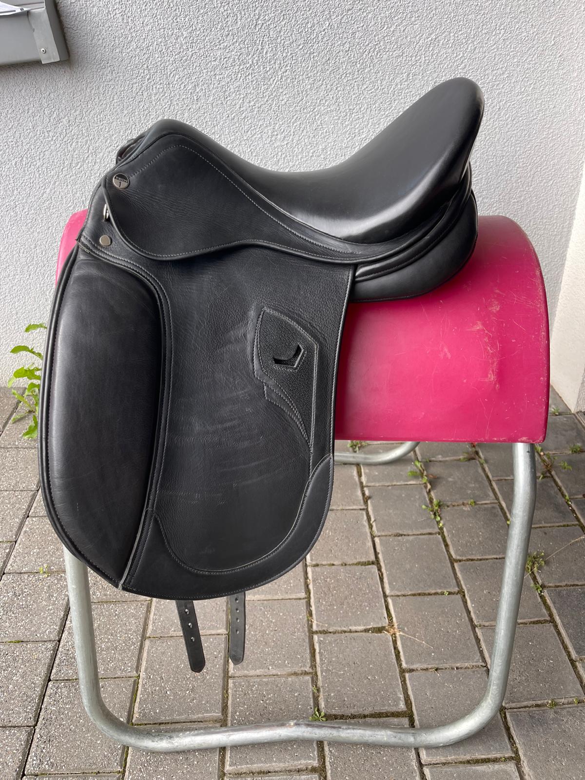 Tech 1 Dressursattel schwarz 17 – Pferdesattel Shop